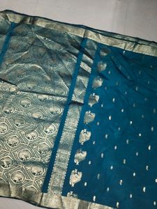 Women > Sarees | Battle Dark Green Pattu Saree | Freeup