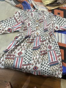 Women > Tops & Tunics | White Tunic From Mango | Freeup