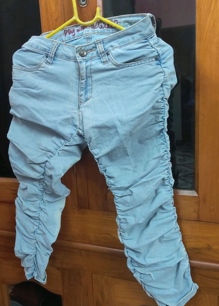 Women > Jeans & Pants | Light Wash Blue Denim Scrunched Capri | Freeup