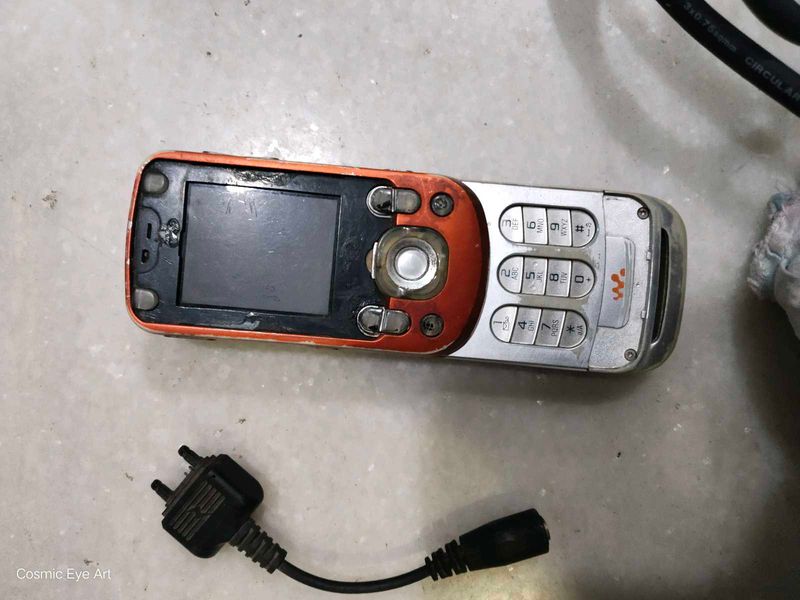 Gadgets > Mobile Phones | Vintage Sony Ericsson Phone | Freeup