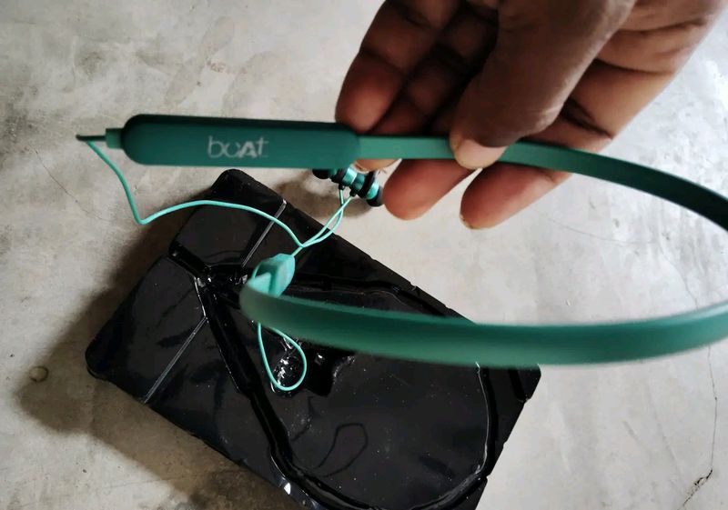 Gadgets > Headphones & Speakers | BOAT NECKBAND | Freeup